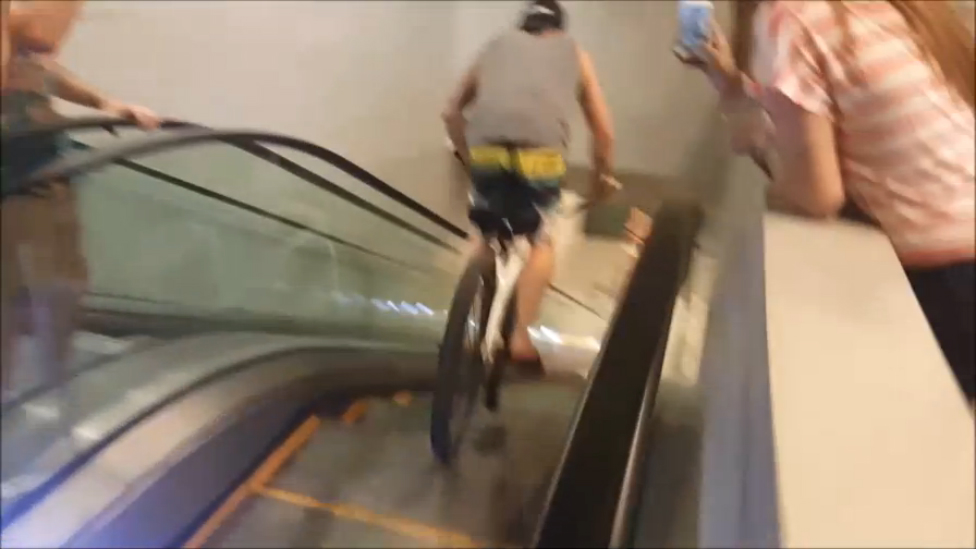 Парень на эскалаторе в метро просунул скрытую камеру тёлке под пальто
