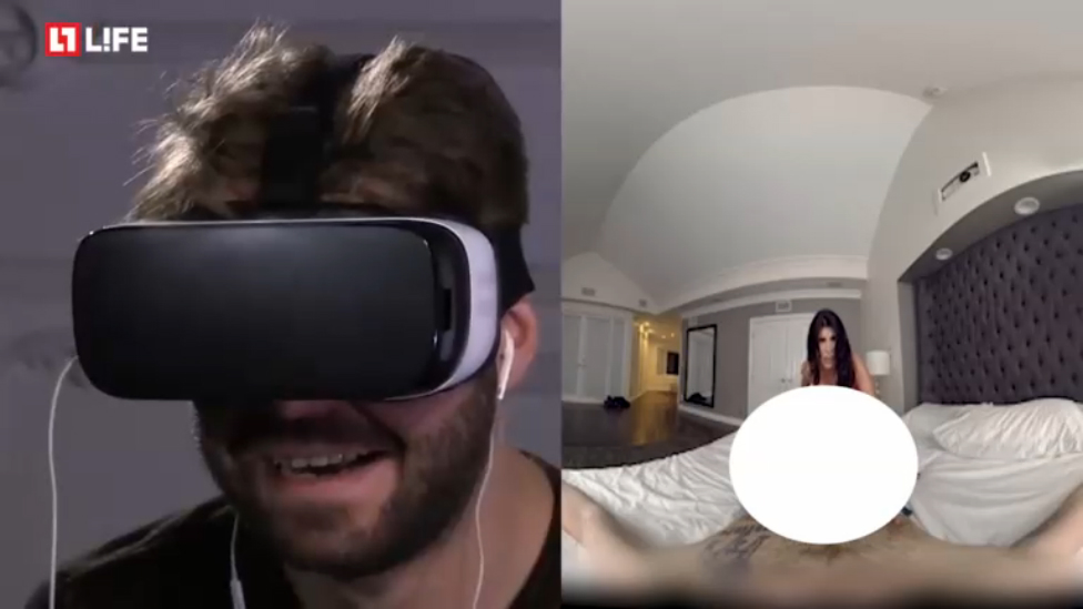 Пока муж развлекается в очках виртуальной реальности жена изменяет с другом