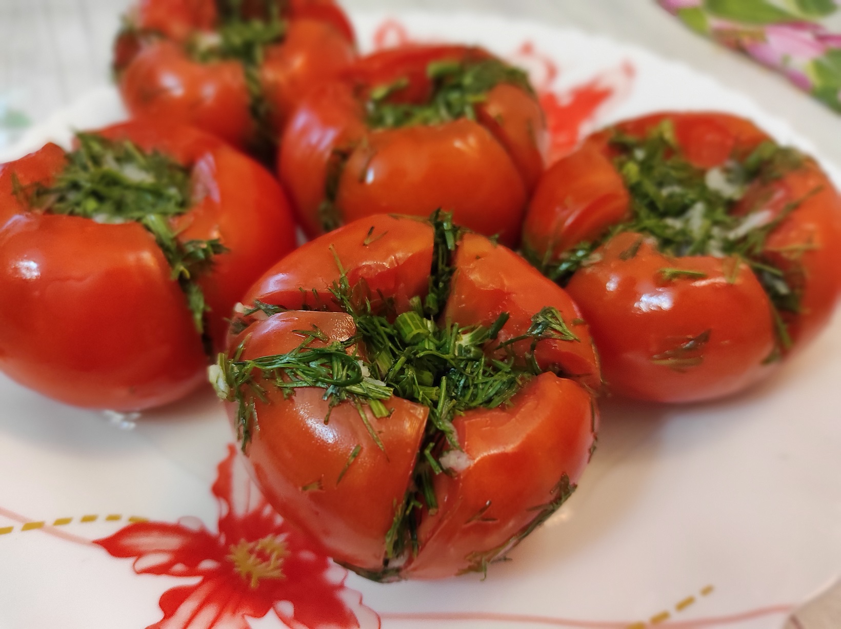Быстрые помидоры с чесноком и зеленью