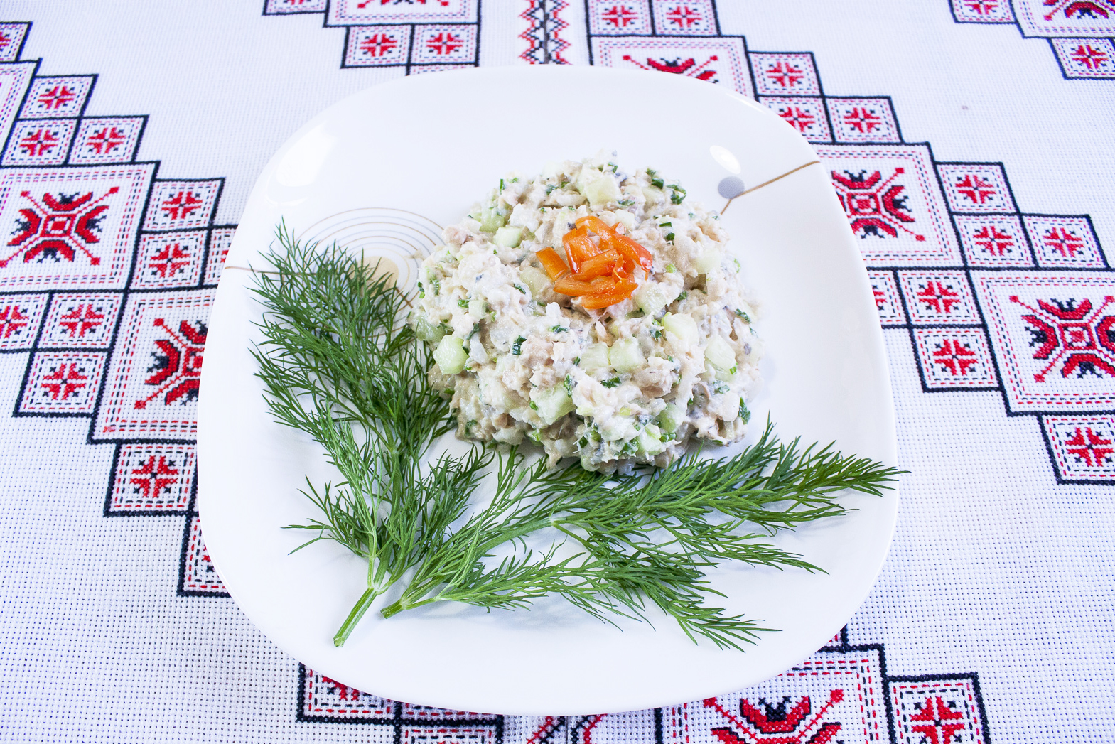 Салат с горбушей и рисом