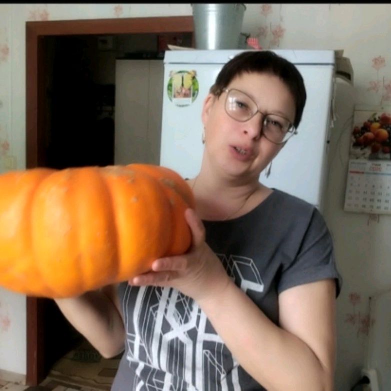 У Яны на хозяйстве куры, козы.