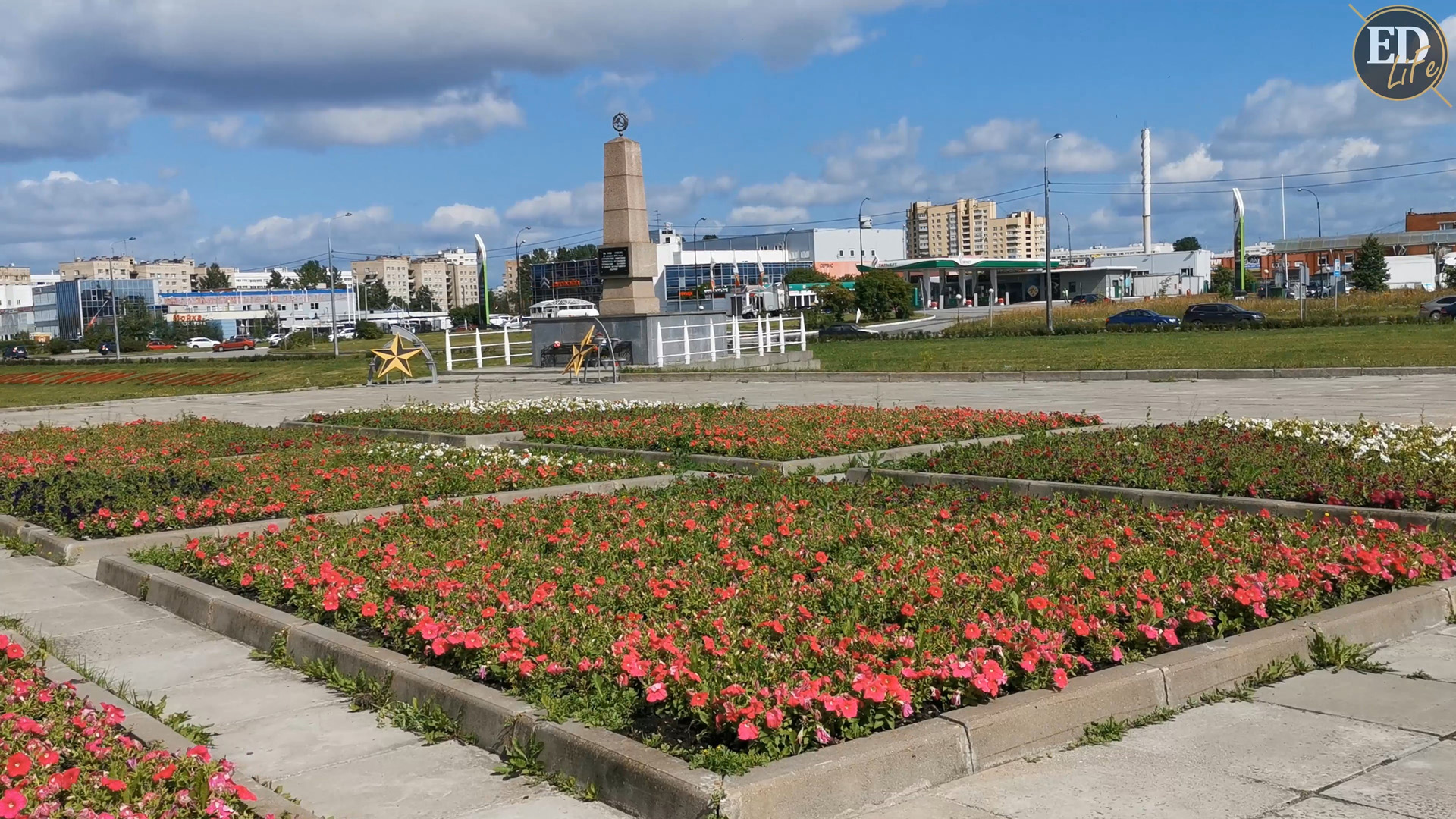 Обелиск павшим в Великой Отечественной войне защитникам Ленинграда и воинское захоронение Лигово