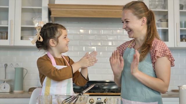 Передача про матерей. Телепередача мама. Мама готовит дочь к аналу. Блоггер рыжая девушка с дочкой готовит.