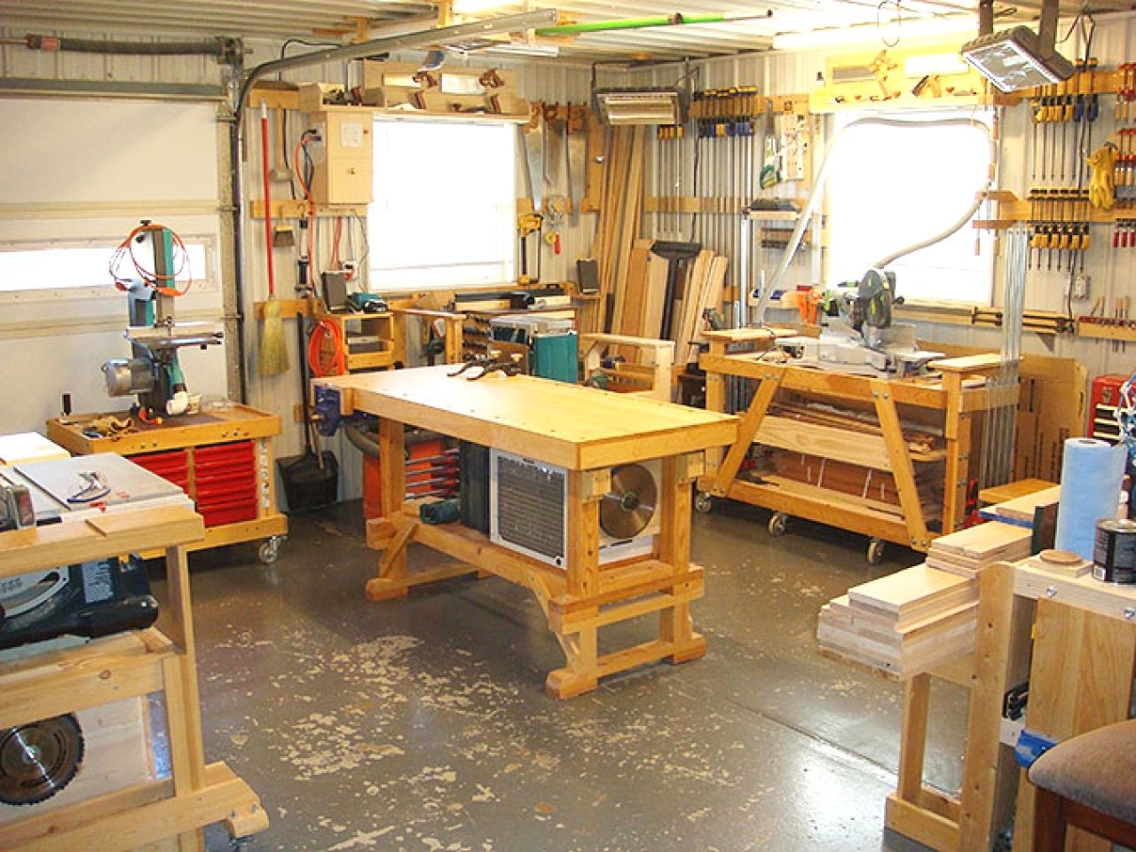 столярная мастерская производит столы и стулья