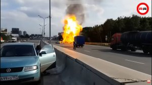 Жесткие аварии на дороге. ДТП с грузовиками. У кого то отказали тормоза, а кто то не справился с управлением и вылетел на встречную полосу.