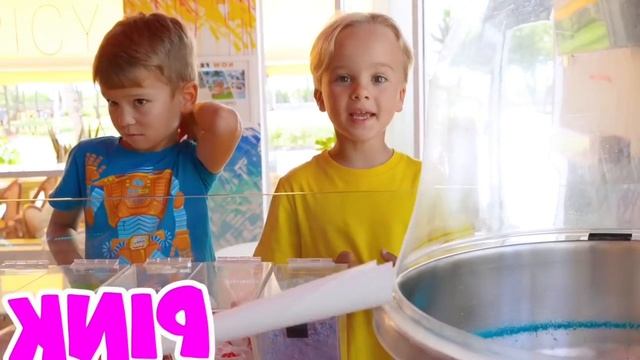 Влад и Ники. Крис и Миша играют в с игрушечной микроволновкой! Весёлое видео для детей.