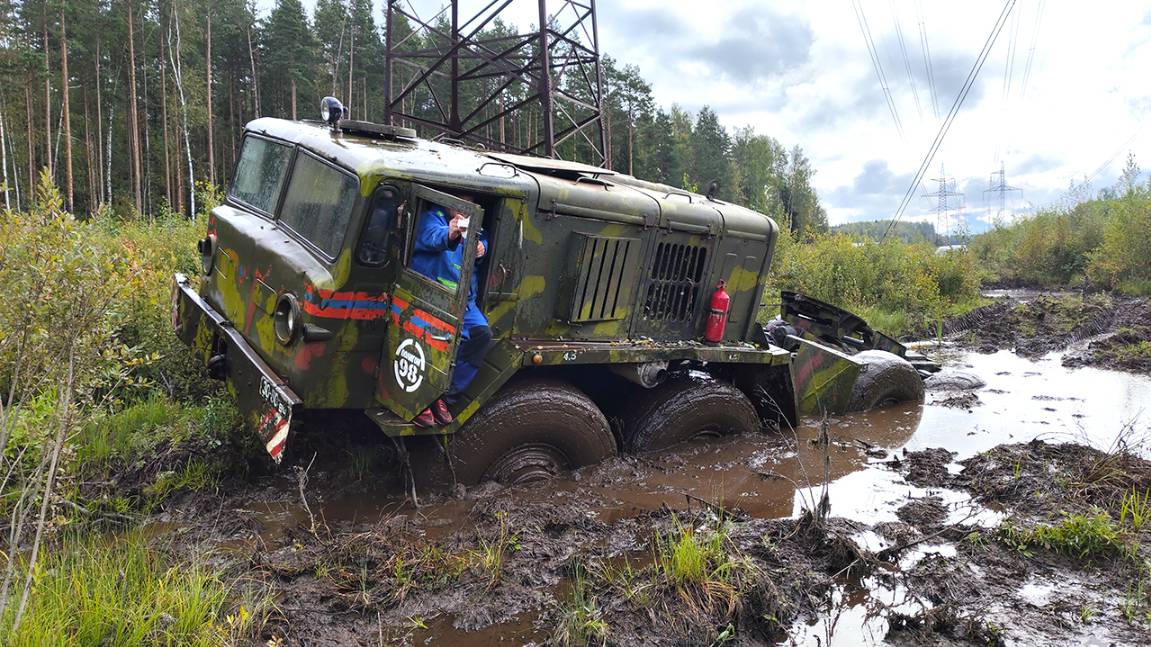 ⁣Что будет если загнать МАЗ 537 в лютое болото?