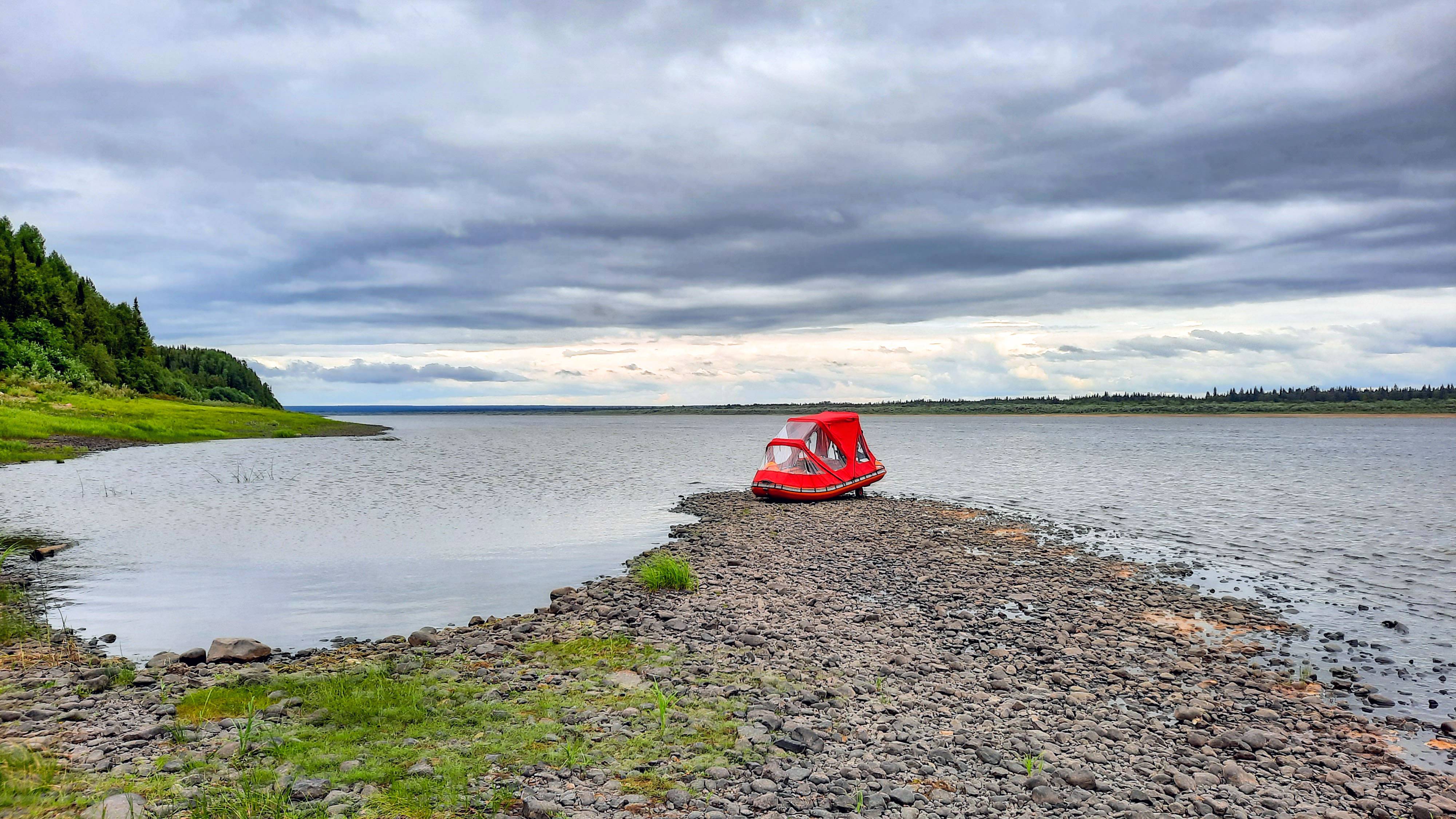 Покатушки на лодке с мотором на реке.