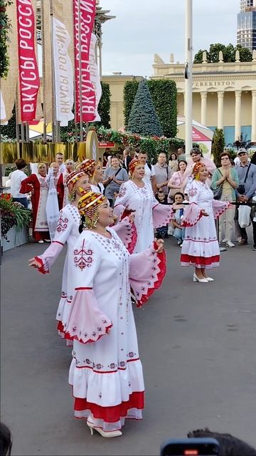песни, шоу, танцы