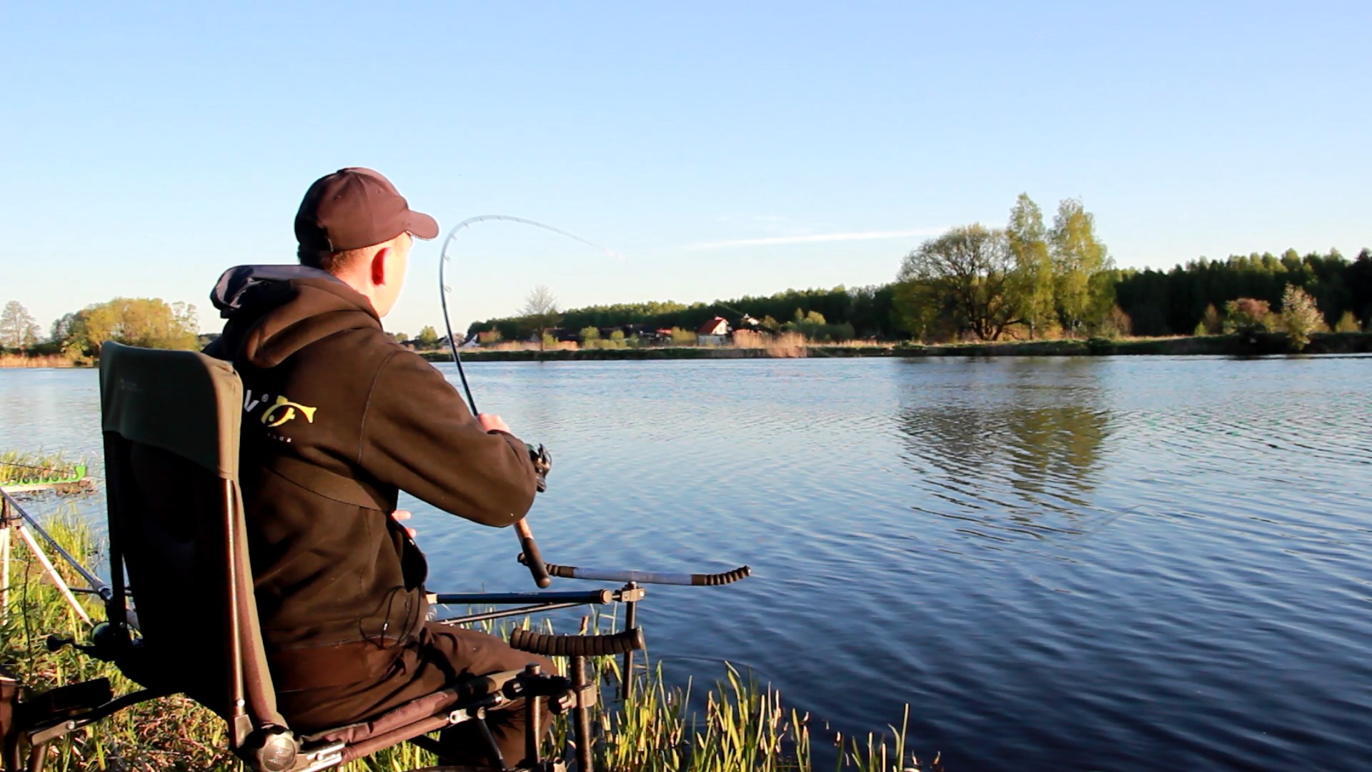 видео рыбалка на фидер весной на реке