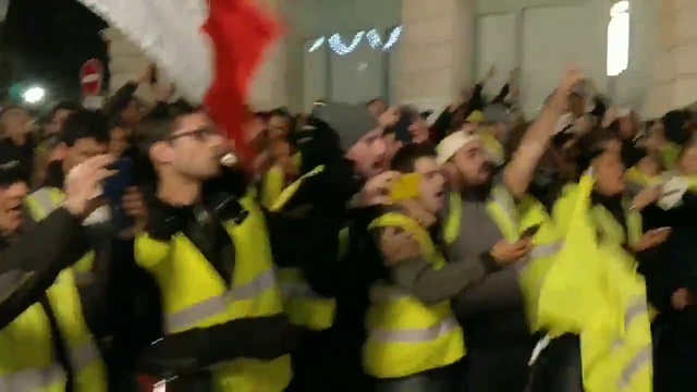 Urgent Gilet Jaune A Pau Les Crs Retirent Leurs Casques