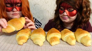 ? ASMR Croissant