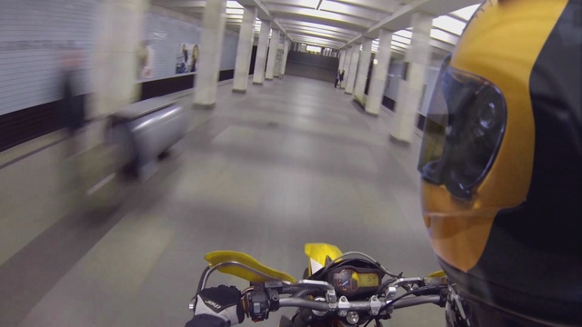 На мотоцикле в метро!