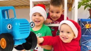 Синий трактор и брозаврики играют в Новый год Адвент календарь Видео для детей