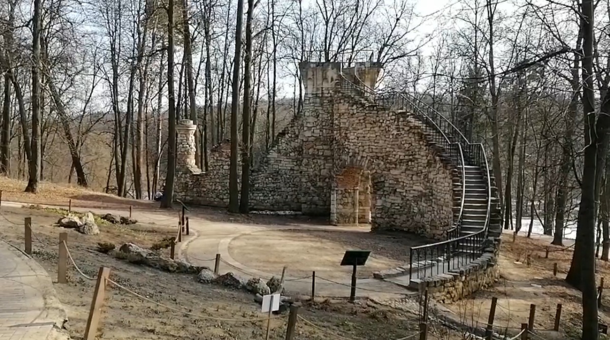 Похожа на средневековый замок. Башня-руина в Царицыно