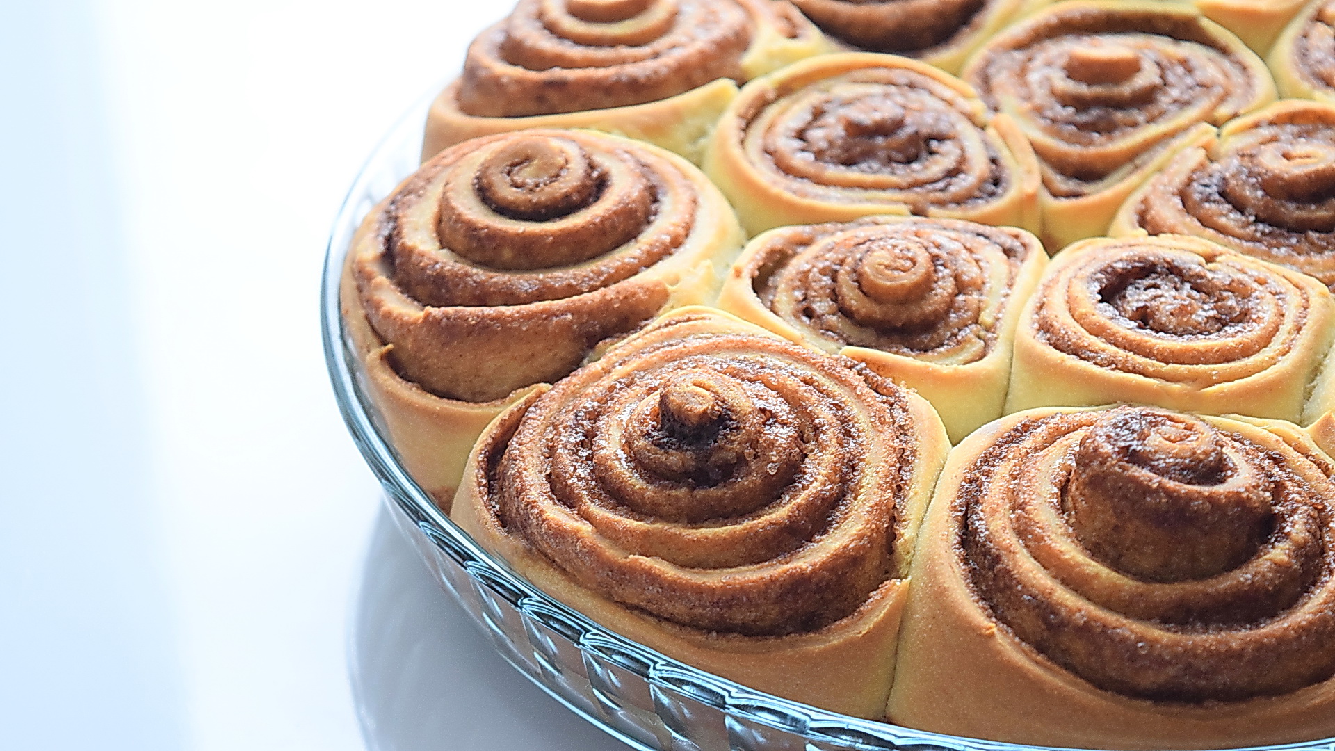 Каширская синнабон. Синнабон булочки с корицей. Cinnabon булочки с корицей. Синнабон американский. Американская булочка Синнабон.