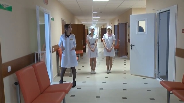 Две медсестры развлекаются в больнице