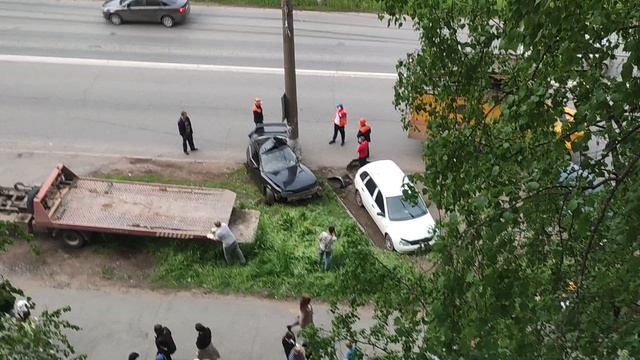 Авария. Машину перегнуло об столб. Ижевск. Эвакуатор. Ижевск. Улица Петрова. 1